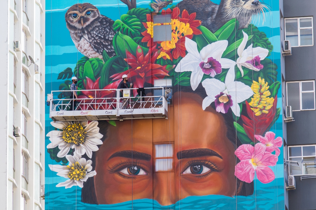 Mural gigante em Florianópolis traz figura feminina como personificação ...